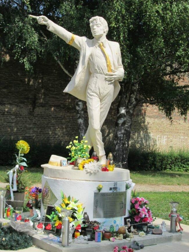 9 Amazing Michael Jackson Statues Around The World - Music Raiser