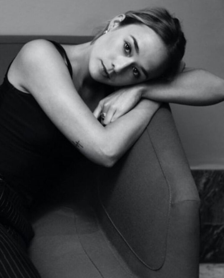 18 Exquisitely Sexy Photos of Alba August - Music Raiser