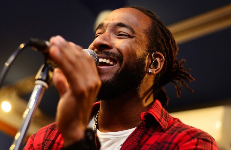 5 Reasons Why all Musicians Should Use In-Ear Monitors - Music Raiser