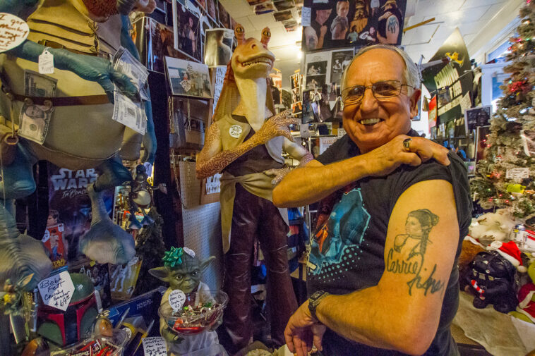 How To Get a Replica Star Wars Lightsaber That You'll Love Showing Off ...