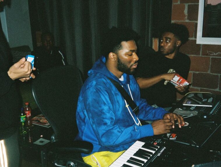 What Is Pochette And How Do You Wear A Pochette Bag? - Music Raiser