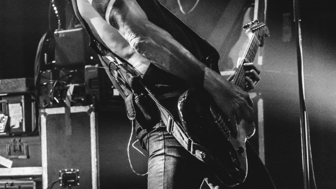 Iconic Guitar Riffs: The Stories and Techniques Behind Rock's Greatest ...