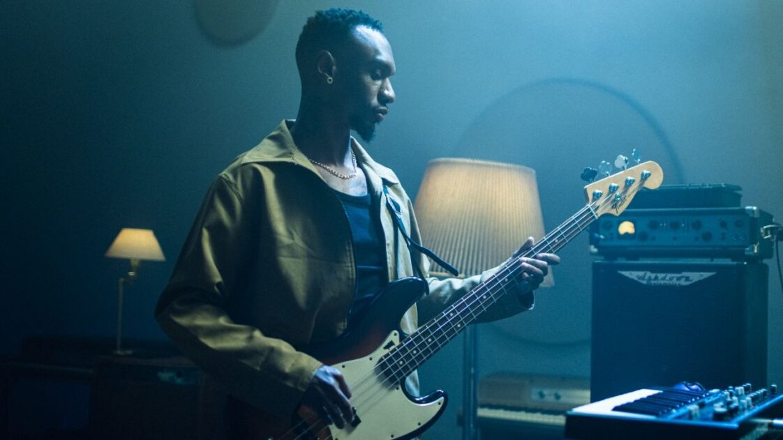 Iconic Guitar Riffs: The Stories and Techniques Behind Rock's Greatest ...